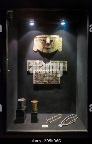 Gold mask of Sican culture, The metalware gallery, "National Museum of ...