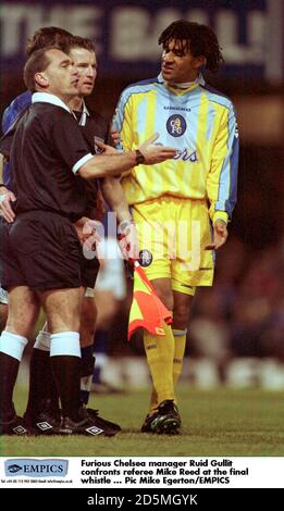 Furious Chelsea manager Ruud Gullit confronts referee Mike Reed at the ...