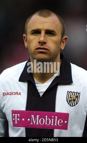 West Bromwich Albion's Ronnie Wallwork holds off Fulham's Junichi ...