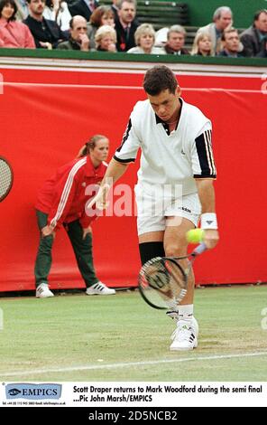 Scott Draper returns to Mark Woodford during the semi final Stock Photo - Alamy