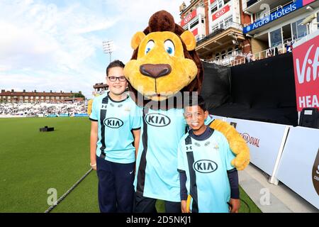 Surrey mascots with Surrey mascot Caesar the Lion Stock Photo - Alamy