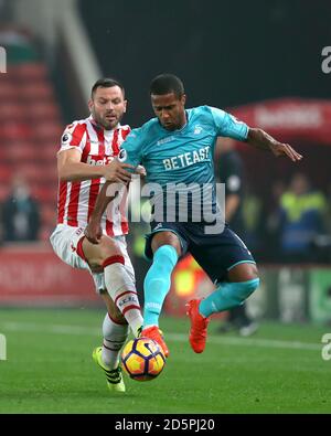 Swansea City's Wayne Routledge (right) and Sunderland's Jason Denayer ...
