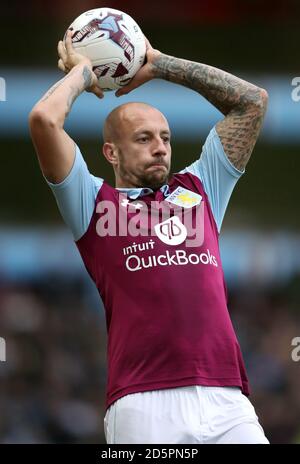 Alan Hutton, Aston Villa Stock Photo - Alamy
