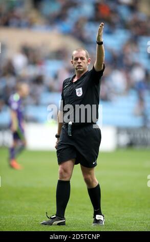 Match referee Darren Handley Stock Photo - Alamy