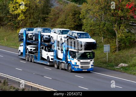 Mobile Services Scania transporter lorry carrying new Land Rover cars ...
