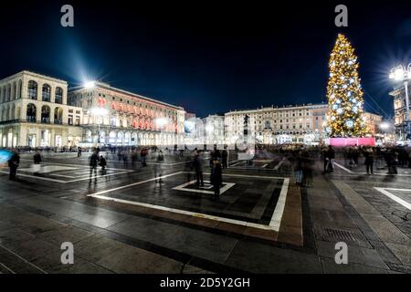 Milan, Piazza Duomo, Christmas tree installation next to the ...