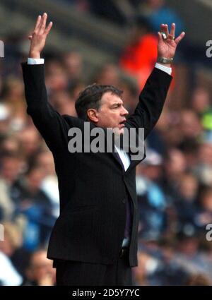 Bolton Wanderers manager Sam Allardyce (r) shakes hands with Arsenal ...