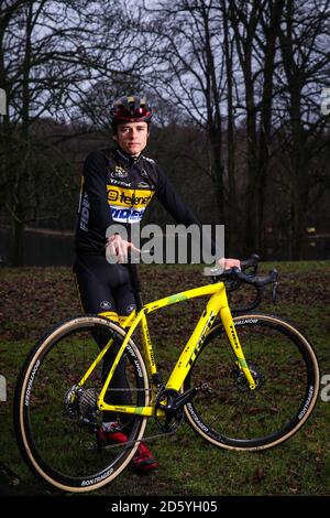 Cyclist Tom Piddock poses with his bike in Leeds Stock Photo - Alamy