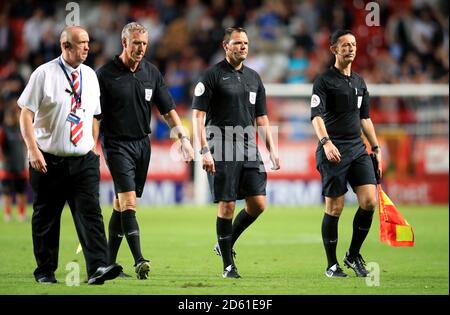 Match referee James Linington (second right Stock Photo - Alamy