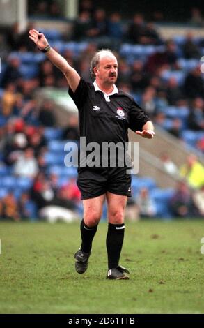 KEVIN LYNCH FOOTBALL LEAGUE REFEREE 15 September 1999 Stock Photo - Alamy