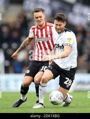 Derby County's David Nugent (right) challenges Reading goalkeeper Vito ...