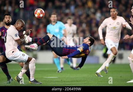 Barcelona's Lionel Messi attempts an overhead shot Stock Photo - Alamy