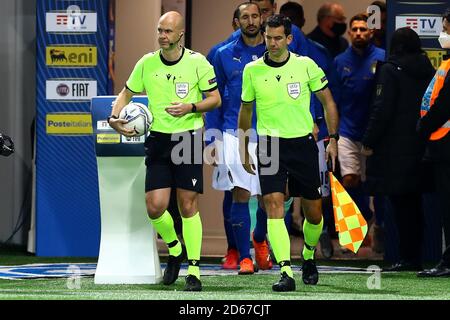BERGAMO, ITALY - OCTOBER 14: Assistant Referee Gary Beswick, Referee ...