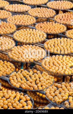 Making process of sun exposuring drying peeled dried persimmon in a ...