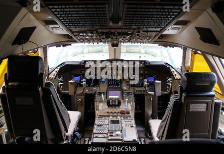 Boeing 747-8F Cockpit Stock Photo - Alamy