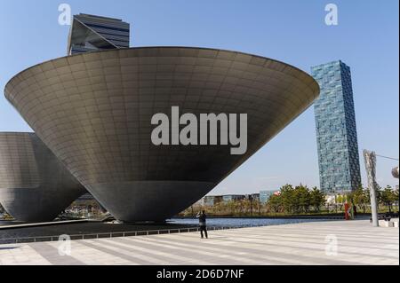 The Tri-Bowl building in Songdo Central Park at the financial district ...