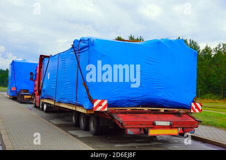 convoy exceptional (special load Stock Photo - Alamy