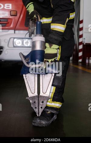 Hydraulic Metal cutter - Jaws cutting tool Stock Photo - Alamy