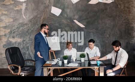 Boss reprimanding his employee Stock Photo - Alamy