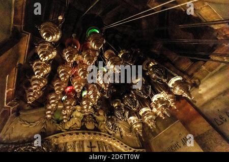 edicule inside the church of holy sepulchre jerusalem Stock Photo - Alamy