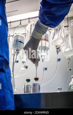 Automated preparation of parenteral nutrition mixtures for neonatal ...