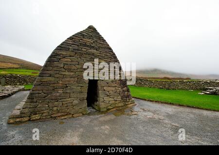 The Gallus Oratory, a 6th century dry stone church, on the Dingle ...
