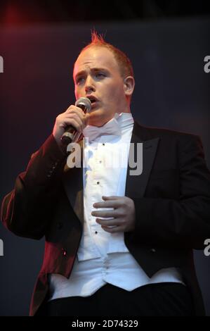 Nicky Spence performing Stock Photo - Alamy