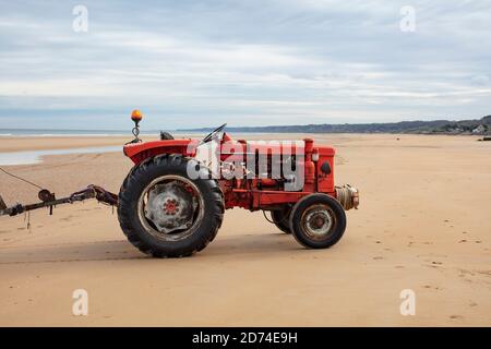 roter Trecker am Strand, Omaha beach Stock Photo - Alamy