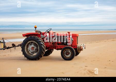 roter Trecker am Strand, Omaha beach Stock Photo - Alamy