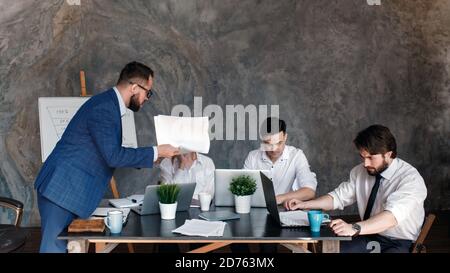 Boss reprimanding his employee Stock Photo - Alamy