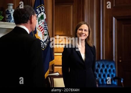 UNITED STATES - OCTOBER 21: Sen. Tim Kaine, D-Va., leaves the Senate ...