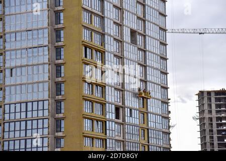Suspended cradle for works insulation of the facade of the mineral wool ...