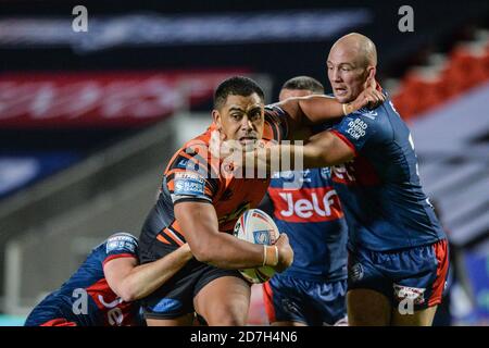 Junior Moors of Castleford Tigers fends off George King off Hull ...