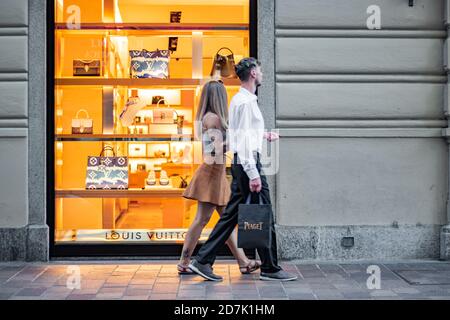 Girl doing window shopping at mall Stock Photo - Alamy