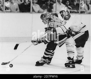 Edmonton Oilers' Wayne Gretzky, (99), sprints after the puck as ...