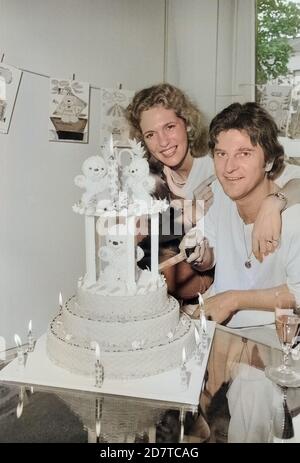 Ulli Martin, deutscher Schlagersänger, mit Freundin und Torte in ...