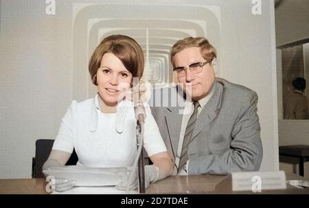 Heinz Wrobel, deutscher Fernsehjournalist und Nachrichtensprecher, mit ...