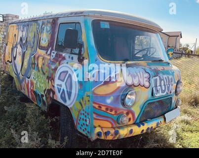 Old surf van with colorful graffitti Stock Photo - Alamy