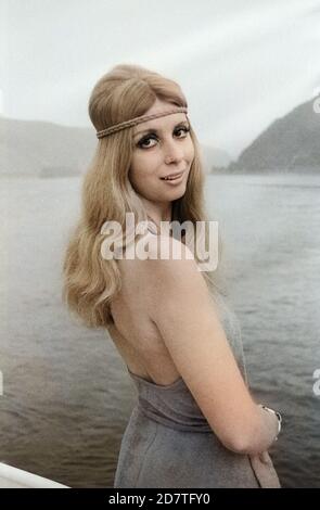 Gaby Fuchs, österreichische Schauspielerin, an einem See in Österreich ...
