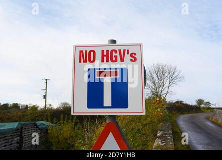Warning sign with misplaced apostrophe, "NO HGV's". Boundary Bank Lane ...