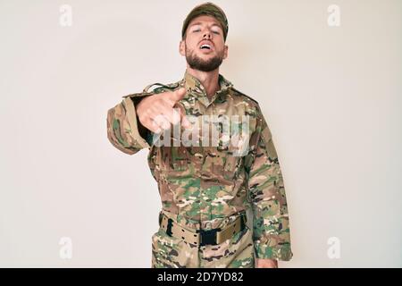 Mad army soldier screaming while looking at camera Stock Photo - Alamy