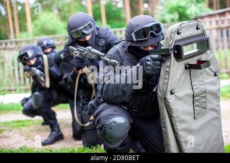 Police counter terrorist team squad storming building Stock Photo - Alamy