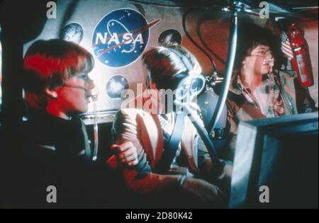 EXPLORERS (1985) ETHAN HAWKE, JASON PRESSON, RIVER PHOENIX, AMANDA ...