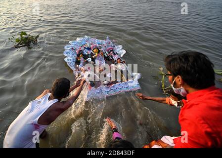 Kolkata, India. 26th Oct, 2020. Hindu devotees immerse Durga Idol in ...