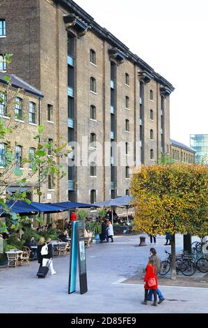 Eating out in Granary Square, King's Cross, London, England, UK Stock ...