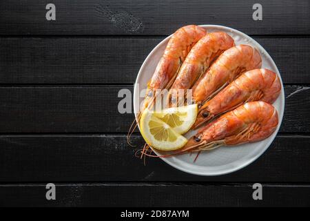 Shrimps on plate with lemon. Flat lay Stock Photo - Alamy