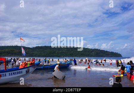 Pantai Pangandaran Beach, Ciamis, West Java, Indonesia Stock Photo - Alamy