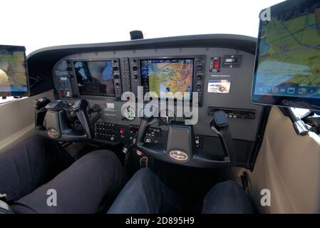 Interior of a Cessna 172 airplane 11.9.2020 Stock Photo - Alamy