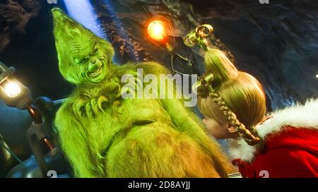 JIM CARREY and TAYLOR MOMSEN in HOW THE GRINCH STOLE CHRISTMAS (2000 ...