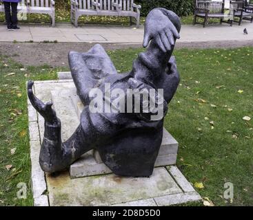 Statue of Thomas Becket in St Paul's Cathedral churchyard in central ...
